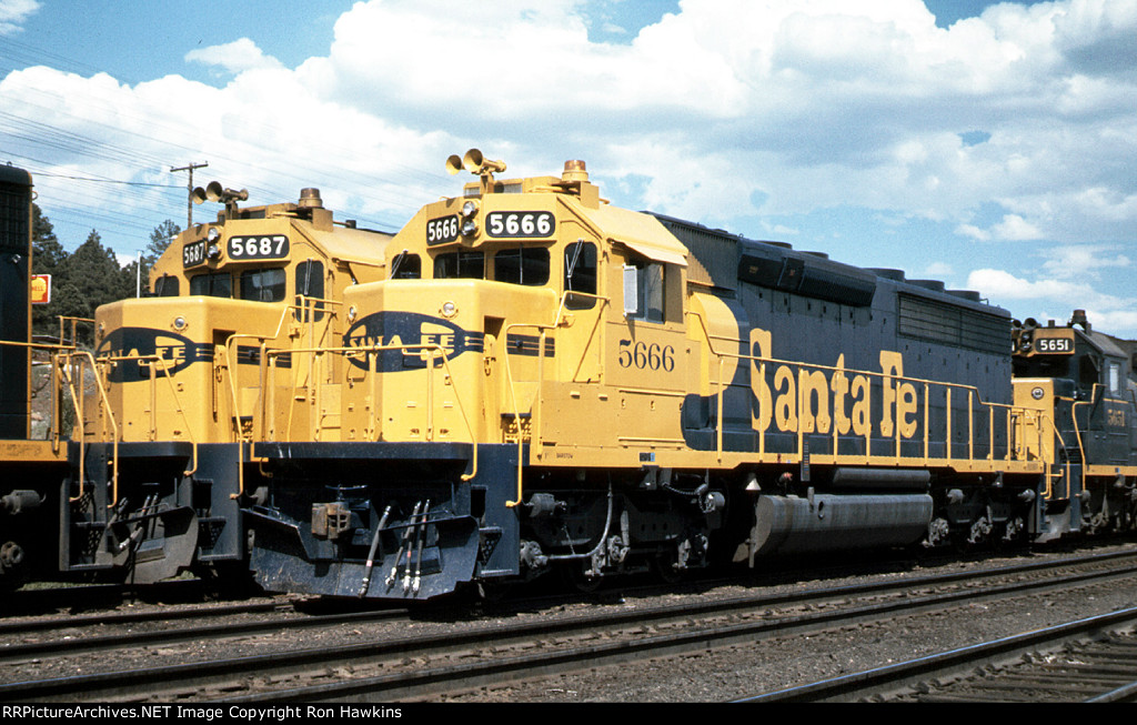 ATSF 5666 and ATSF 5687